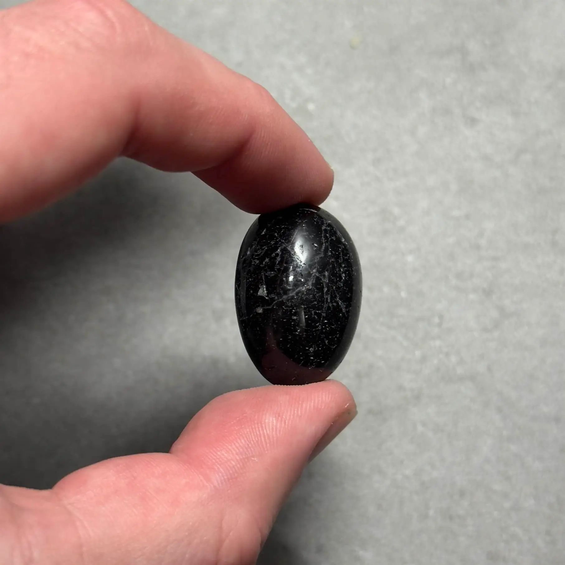 Svart Turmalin Cuddle Stone – Sten för Skydd & Jordning
